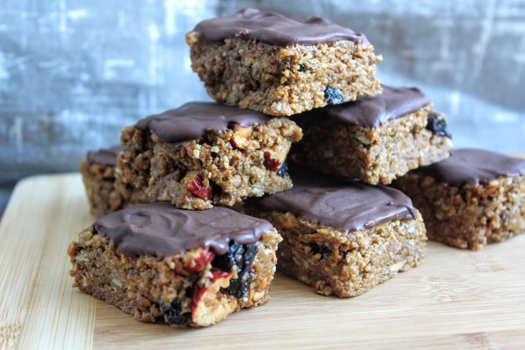 Jujube, Blueberry & Chocolate Flapjack Bites – Indulging Innocently ...